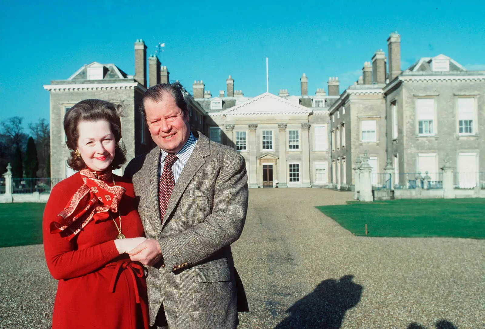 Lady Raine Spencer og hennes andre ektemann Earl Spencer, far til Lady Di, fotografert i Althorp House i 1981.