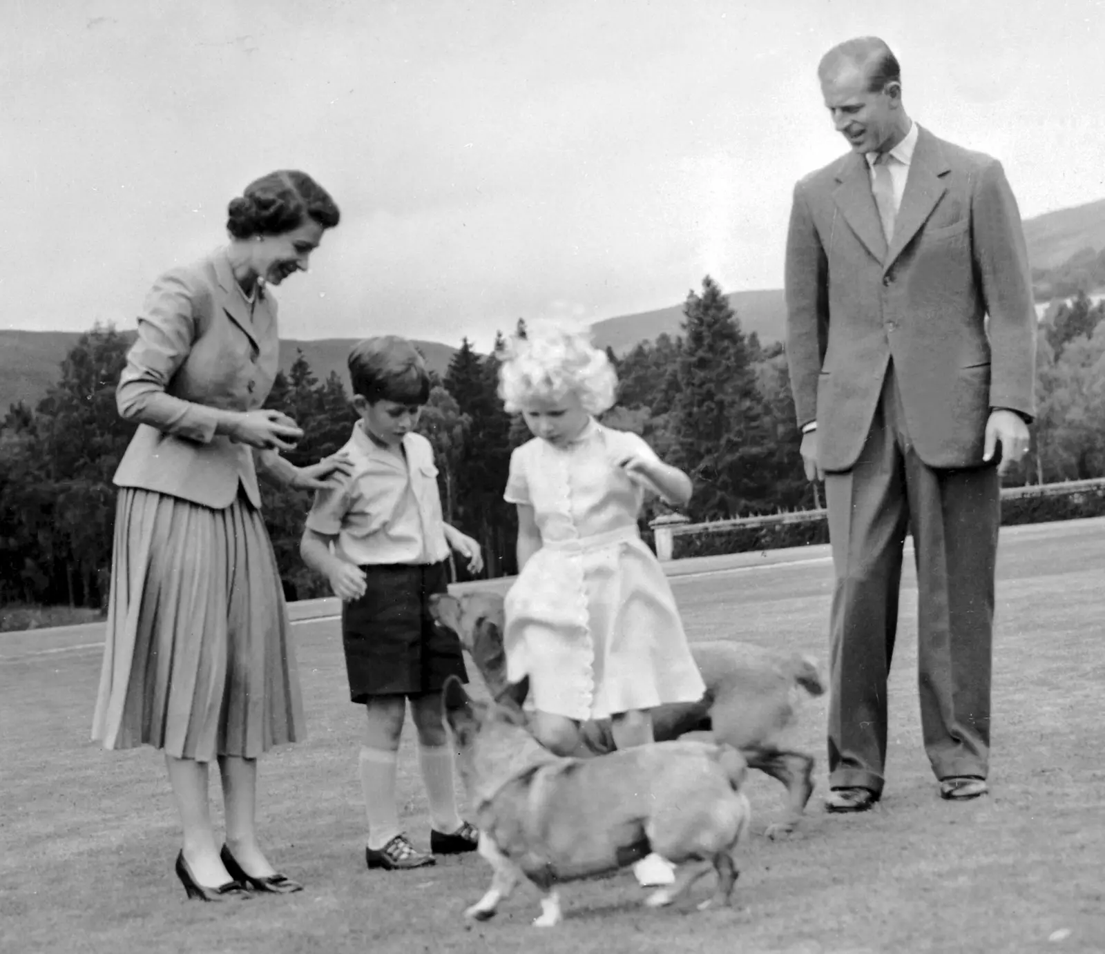 Ang Reyna ang Duke ng Edinburgh na sina Prince Charles at Prinsesa Anne ay naglalaro kasama ang kanilang mga aso noong 1955.