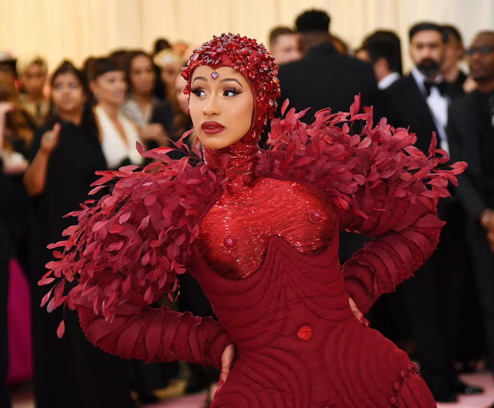 Cardi B trenca internet en anar al seu parer en un exagerat abric de plomes