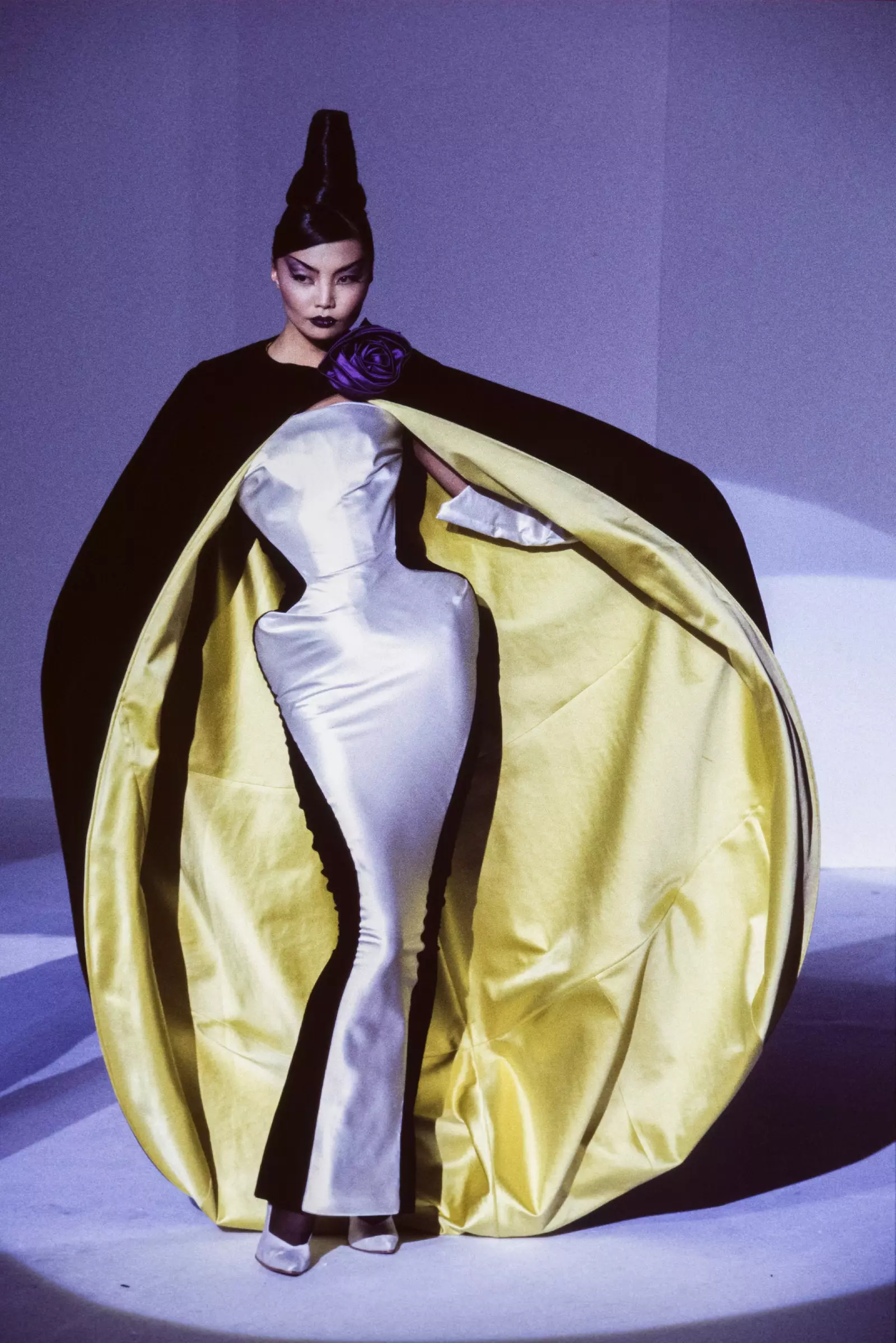 Pertunjukan Thierry Mugler FallWinter 1995.