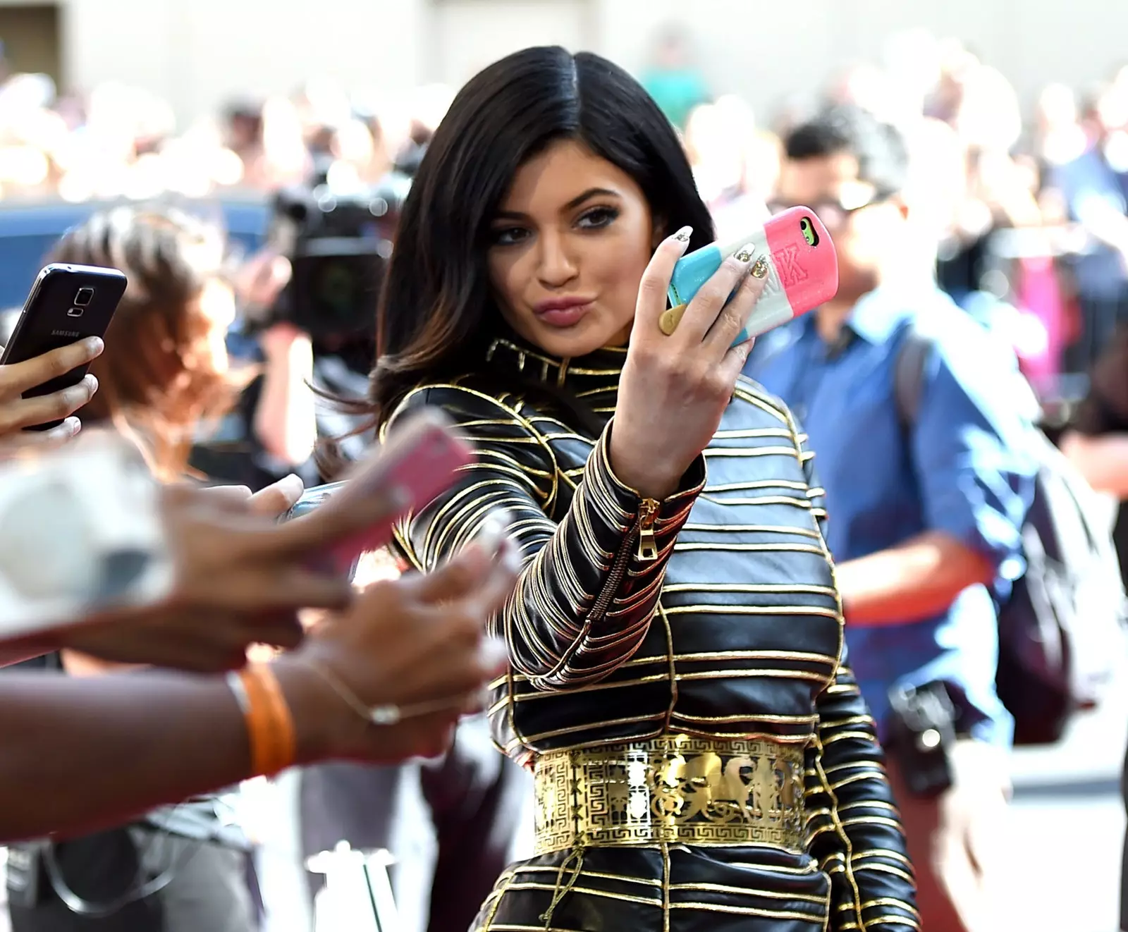 Η Kylie Jenner γεμίζει ξανά τα χείλη της μετά από τρεις μήνες φυσικά