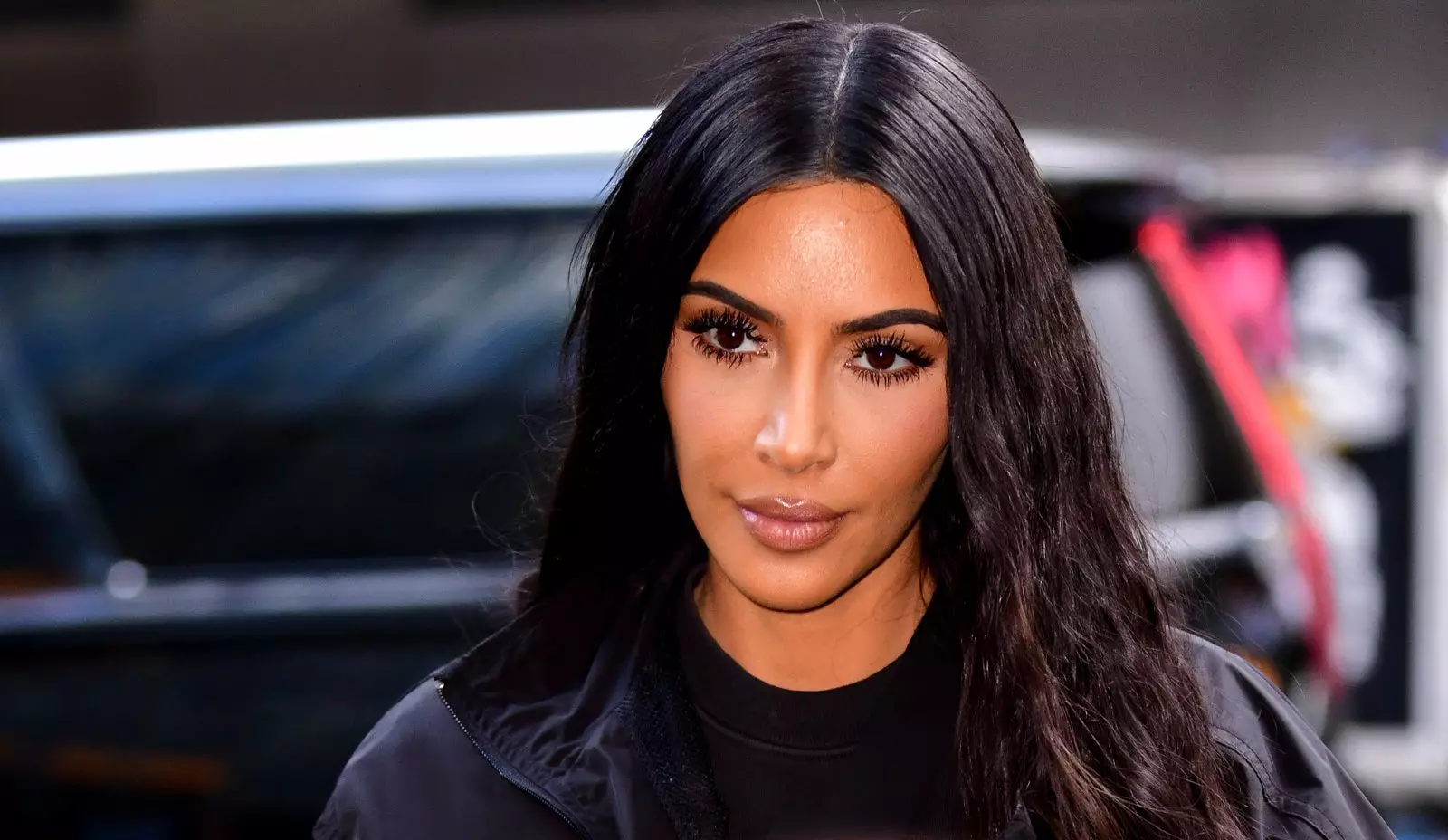 Kim Kardashian gumanbarên ku bawer dikin ku wê pozê karê xwe kiriye, dijwar dike