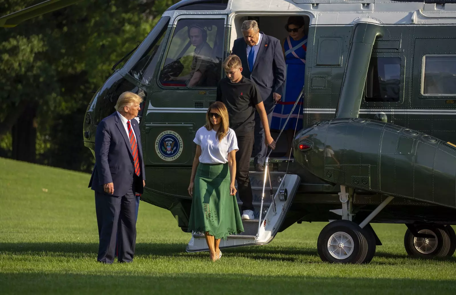 Дональд Трамп эхнэр Меланиа, хүү Бэррон, хадмууд Виктор болон... Ерөнхийлөгчийн нисдэг тэрэгнээс буухыг хүлээж байна.