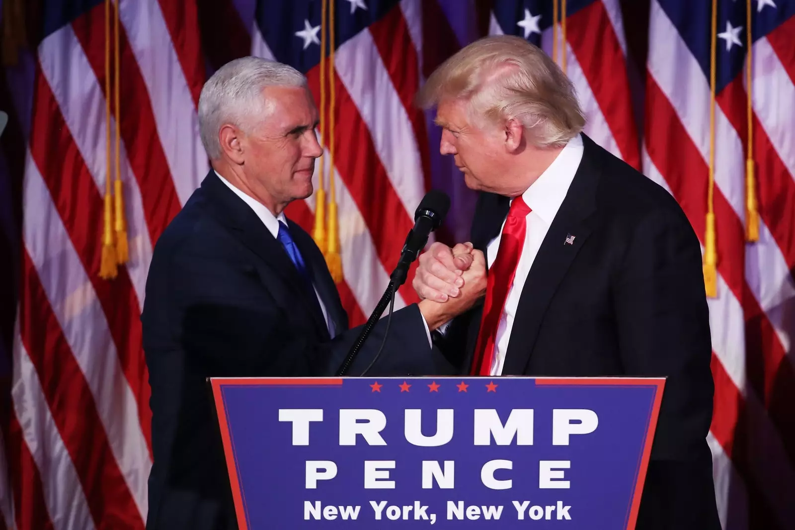 Pence và Trump chúc mừng nhau khi biết kết quả.