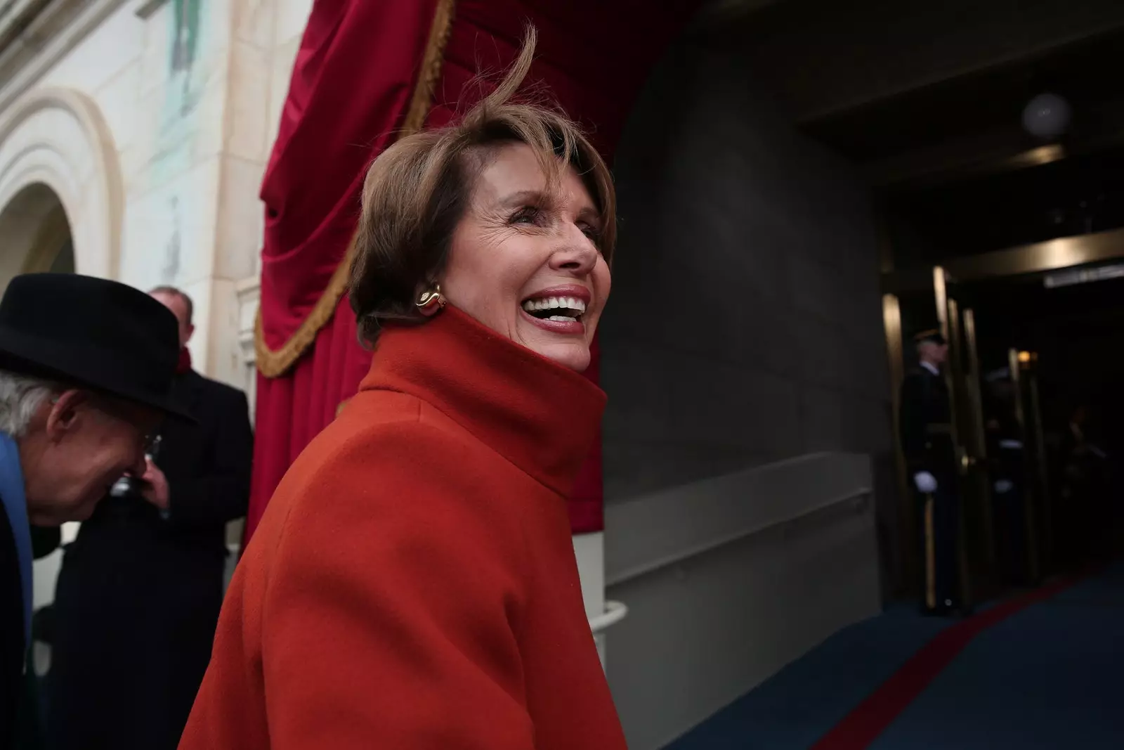 Nancy Pelosi in einem MaxMara-Mantel