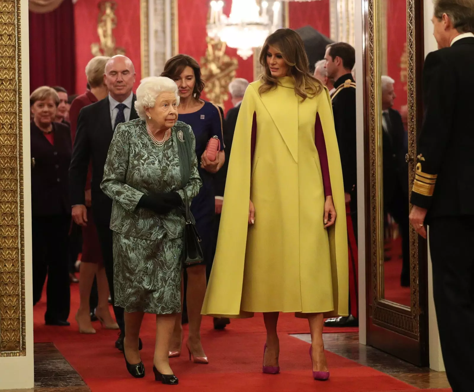 Elizabeth II at Melania Trump sa Buckingham Palace sa panahon ng pagtanggap na iniaalok sa mga pinuno ng NATO.