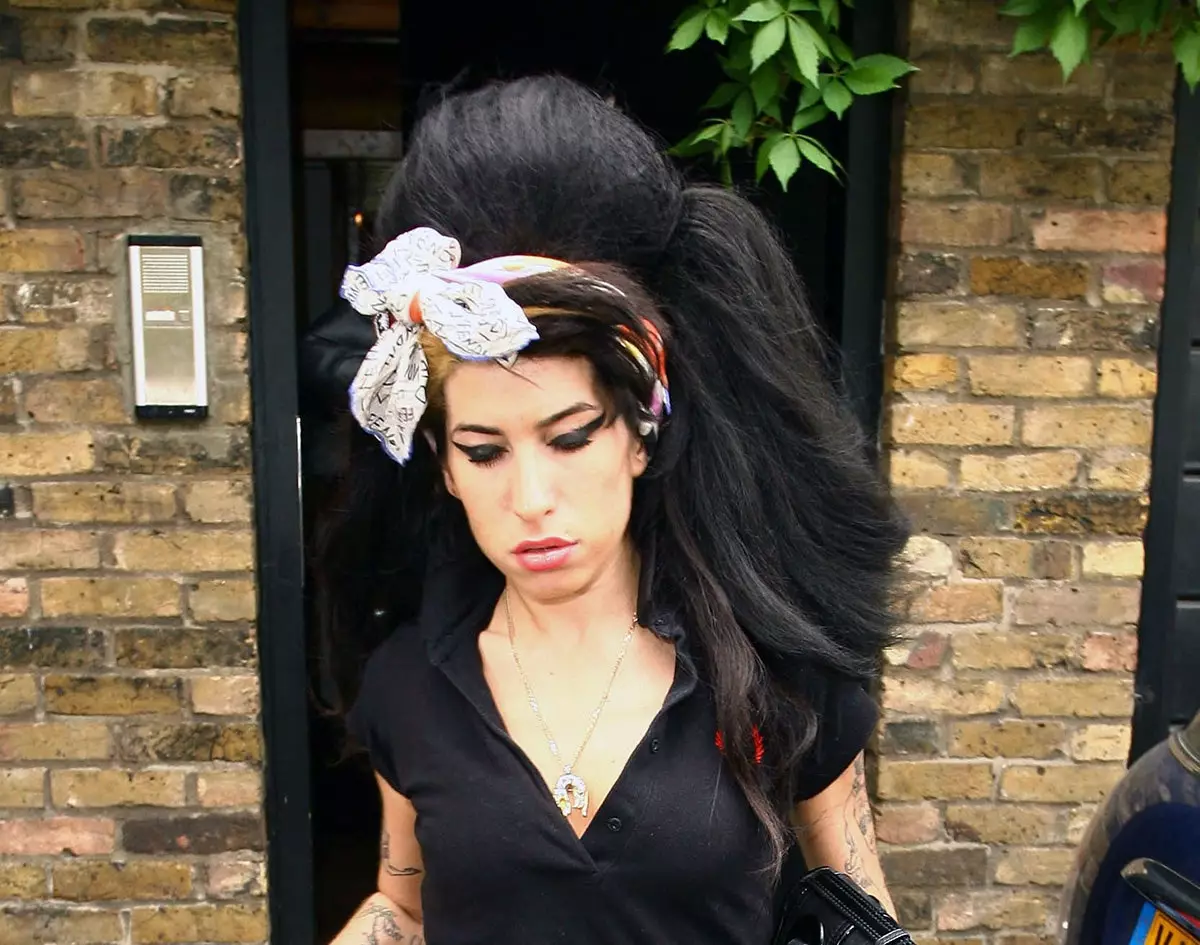 Amy Winehouse yn gadael ei chartref Camden yn 2008.