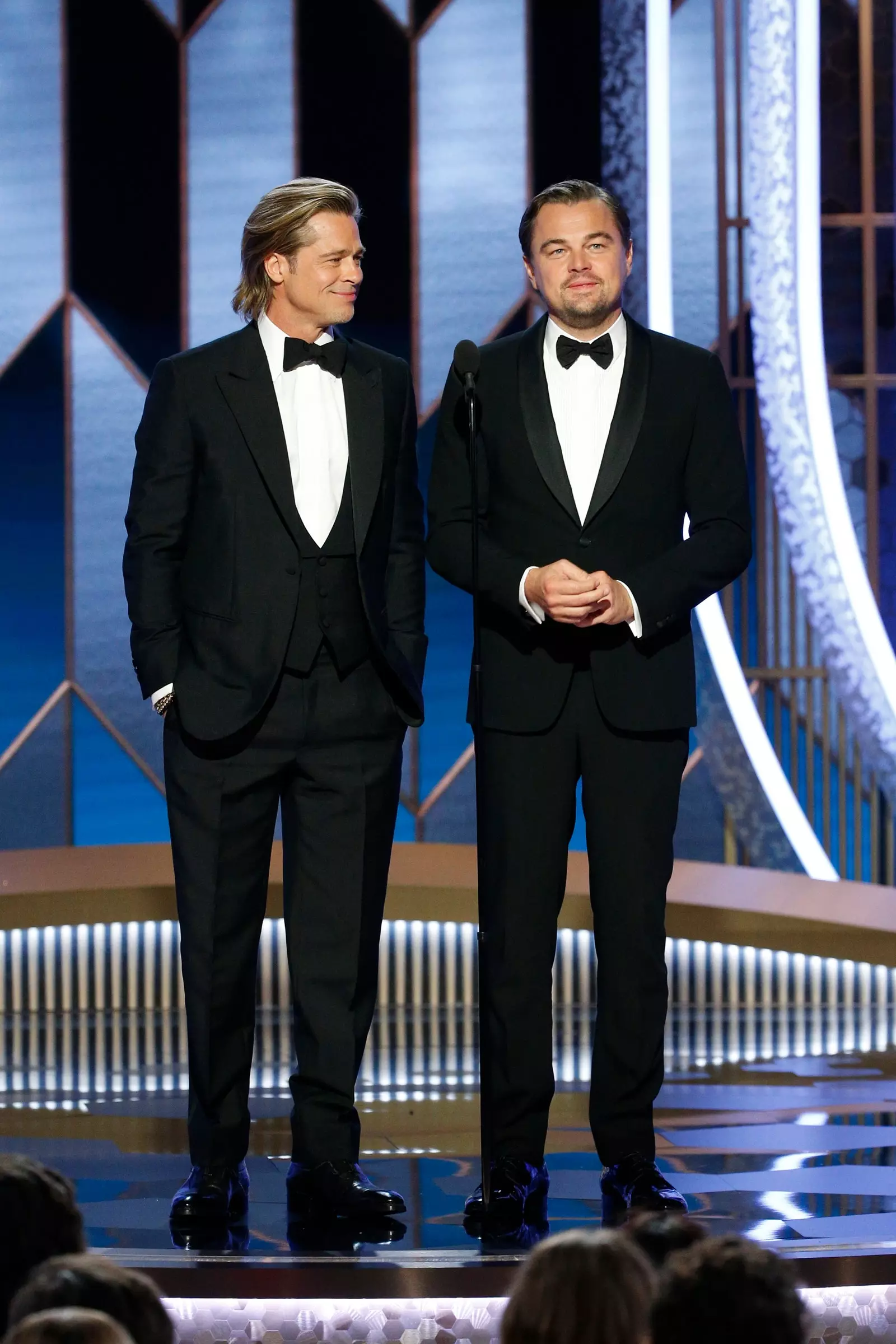 O vencedor Brad Pitt de melhor ator coadjuvante e o indicado a melhor ator em comédia ou musical Leonardo DiCaprio durante...