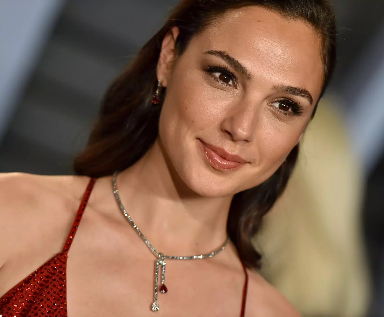 Gal Gadot manapaka ny fifandrafiana sandoka ary mankalaza ny fahombiazan'i Brie Larson