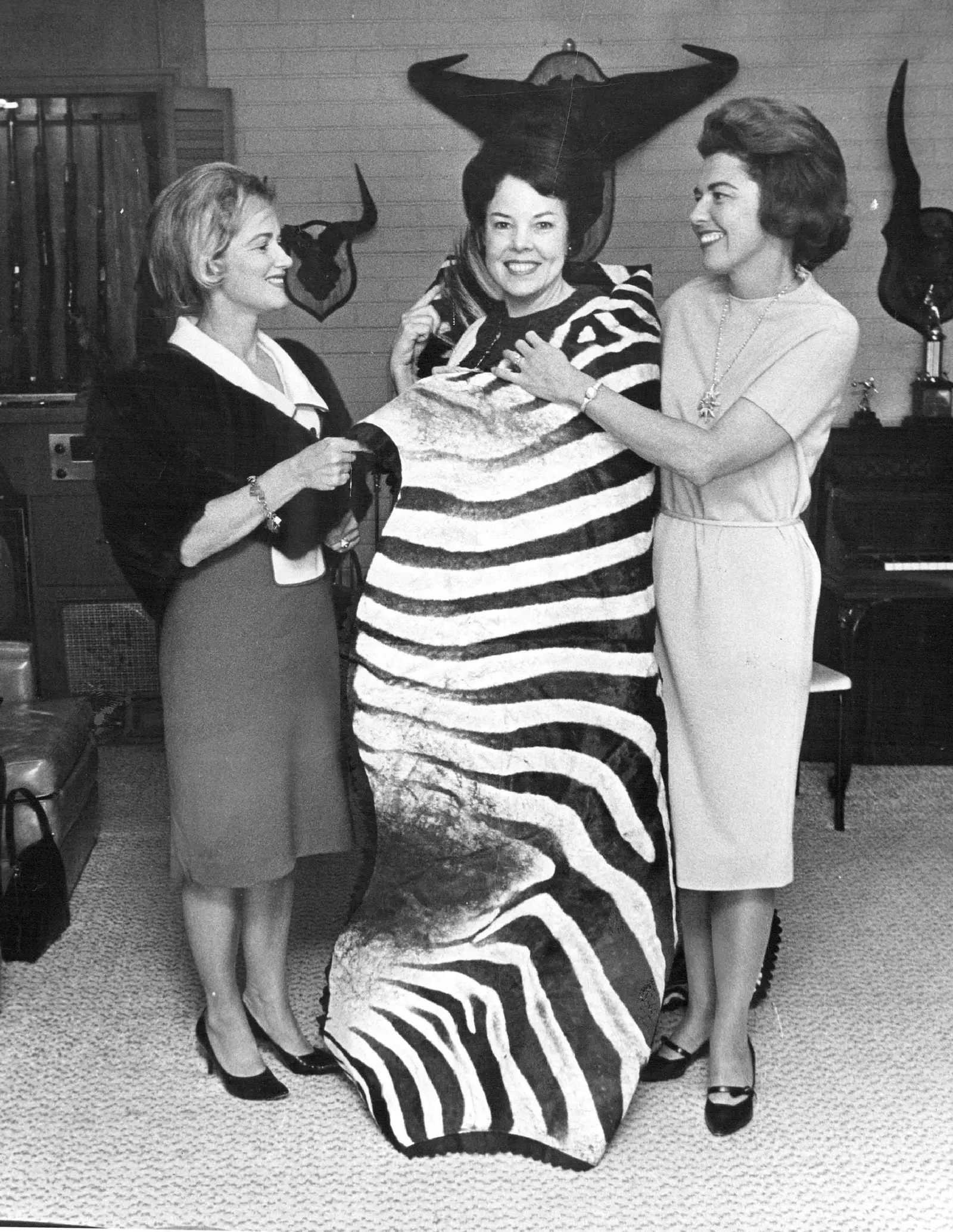 Reva Powers envolta em uma pele de zebra durante o Big Game Festival em Denver em 1964.