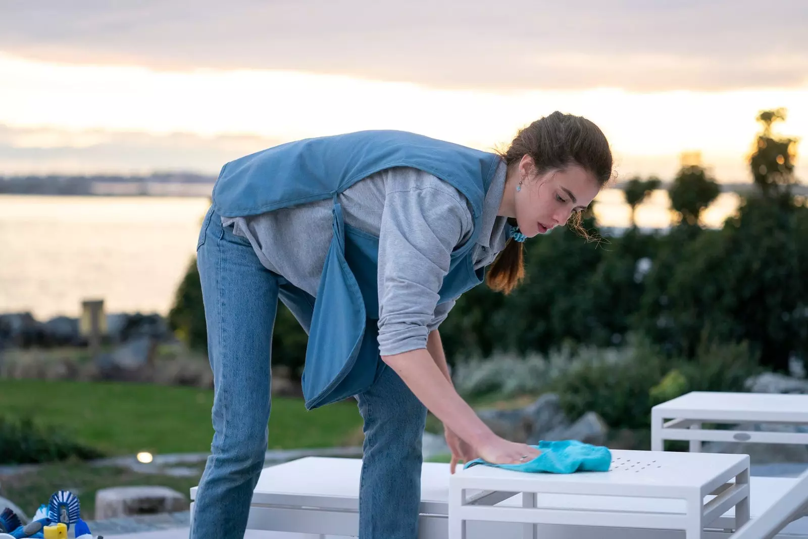 Margaret Qualley trong The Clerk