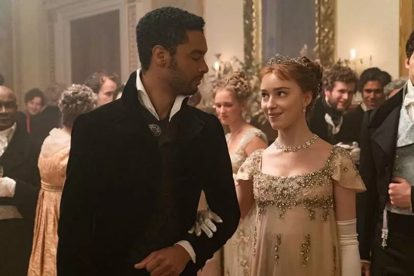 EGÉJEAN PAGE AS SIMON BASSET DHE PHOEBE DYNEVOR AS DAPHNE BRIDGERTON.