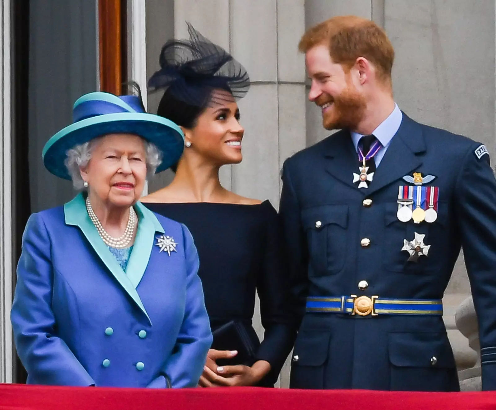 Karalienė Elžbieta II Meghan Markle Princas Harry Princas Williamas ir Kate Middleton Bakingamo balkone.