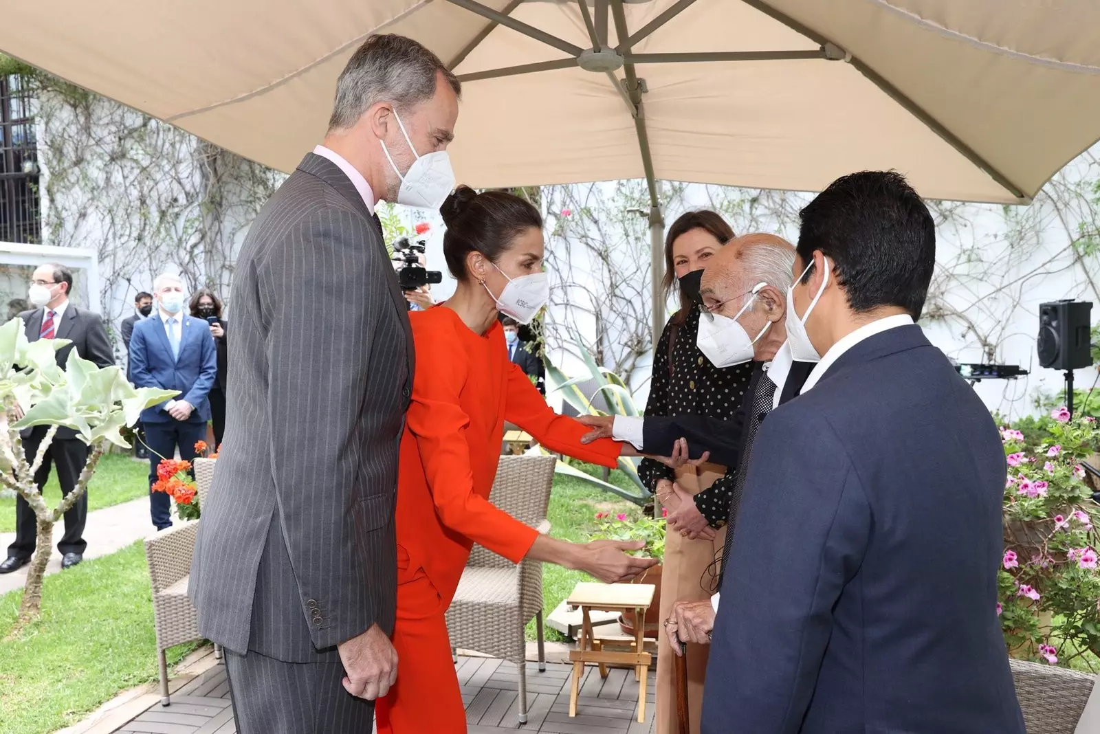 Letizia überrascht mit ihrem orangefarbenen „Look“ von Zara bei der Preisverleihung von Cervantes in Valencia