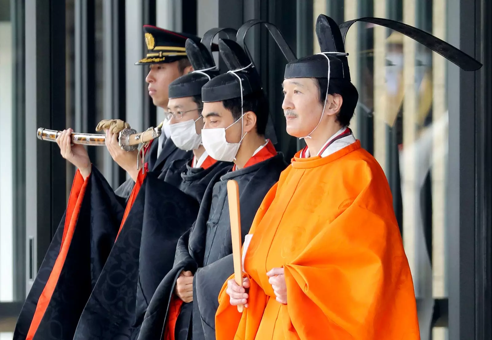 Spectaculaire traditionele kostuums tiara's en een zwaard de bevestigingsceremonie van de kroonprins van Japan