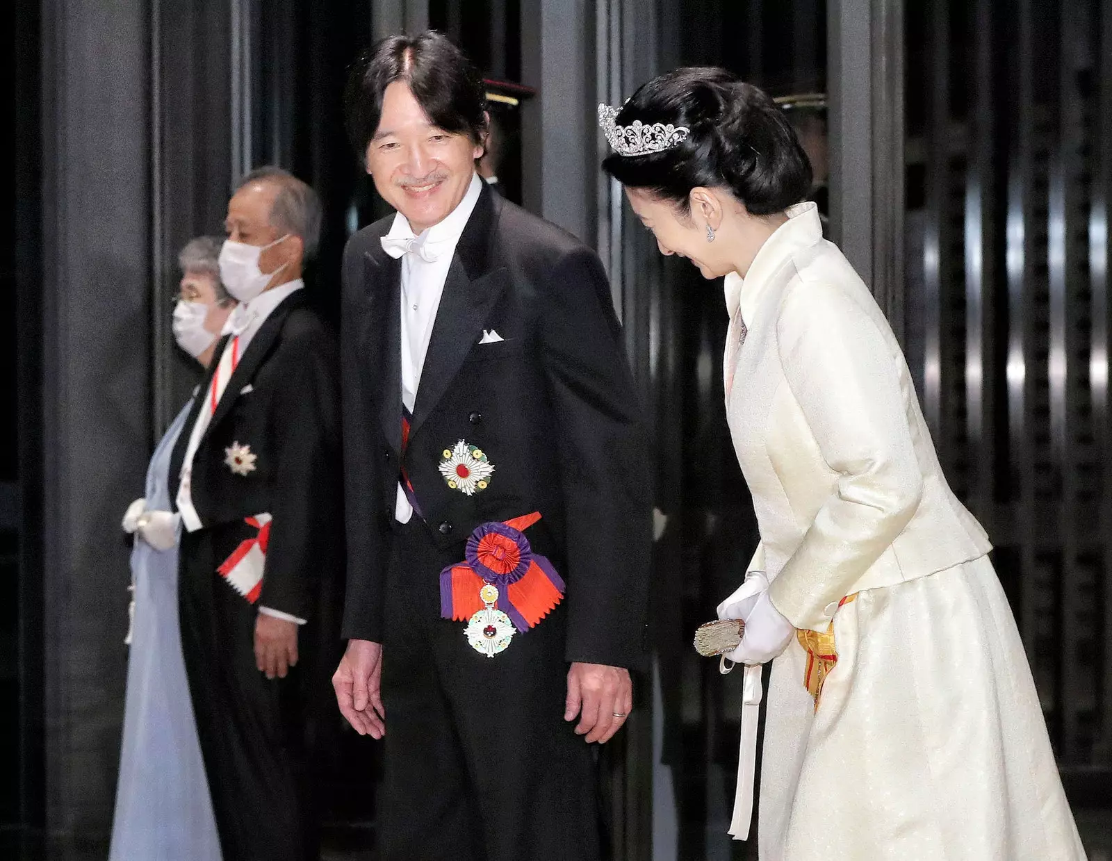 Spectaculaire traditionele kostuums tiara's en een zwaard de bevestigingsceremonie van de kroonprins van Japan
