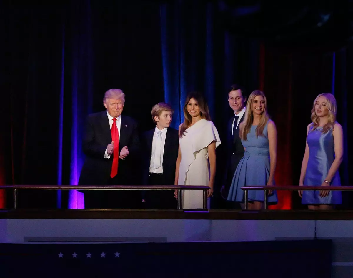 Trump a jeho rodina slaví vítězství o volební noci na Manhattanu.