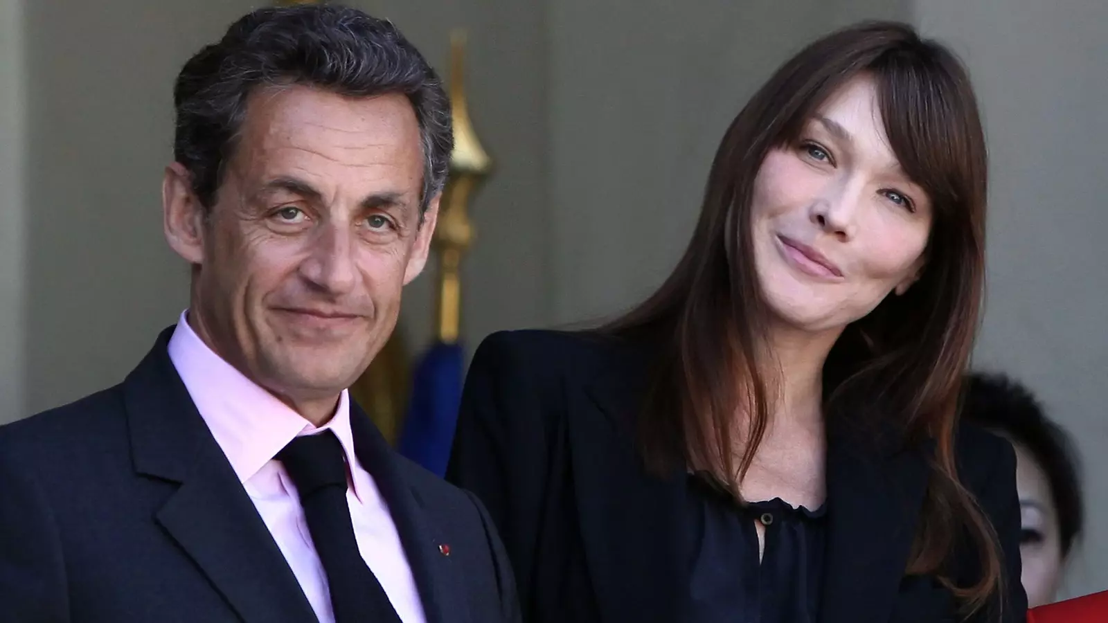 นัดบอดคนที่สนใจและนำเสนอที่ดิสนีย์แลนด์ปารีสงานแต่งงานของ Carla Bruni และ Nicolas Sarkozy