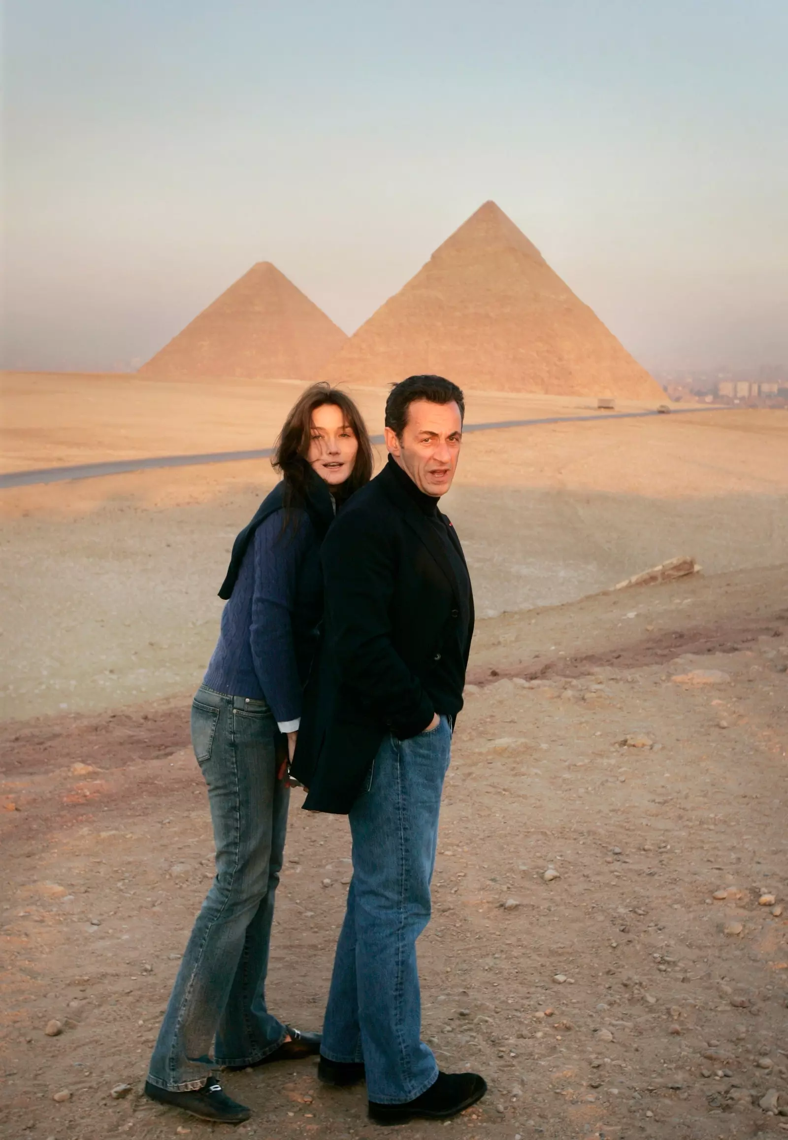 Carla Bruni และ Nicolas Sarkozy ในการเดินทางไปอียิปต์ครั้งแรก