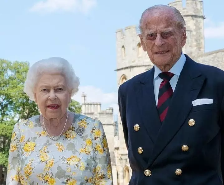 Elizabeth II och Philip av Edinburgh poserar tillsammans för att fira prinsens 99-årsdag