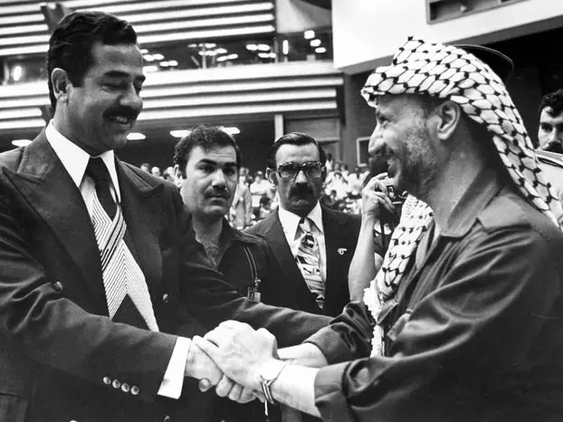 Yasser Arafat နှင့် Saddam Hussein တို့သည် 1979 ခုနှစ်တွင် အပြန်အလှန် နှုတ်ဆက်ကြသည်။