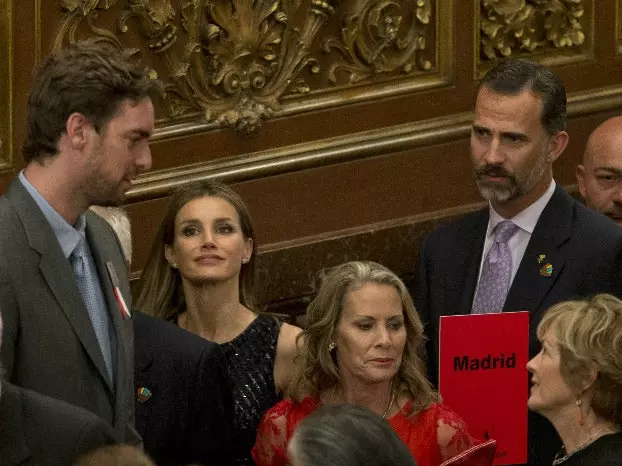 Prince Felipe, Princess Letizia and Pau Gasol in Buenos Aires supporting the candidacy.