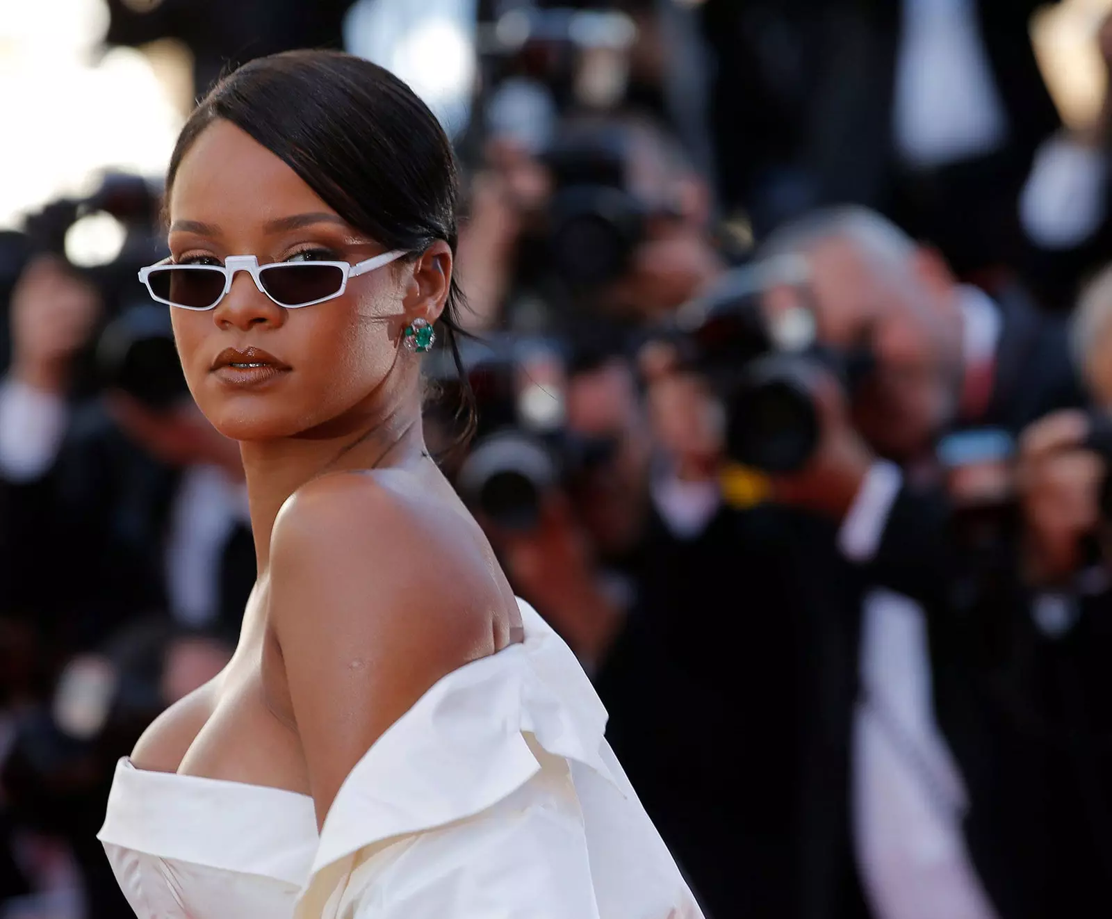 Rihanna là tín đồ của retrosuperfuture tại Cannes.