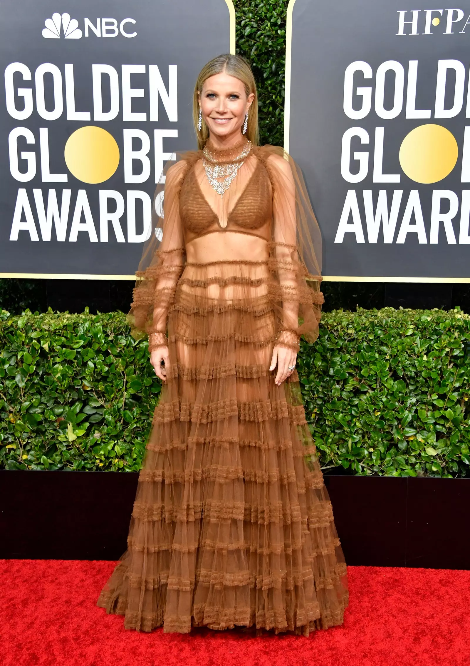Gwyneth Paltrow raakt een transparante jurk van Fendi