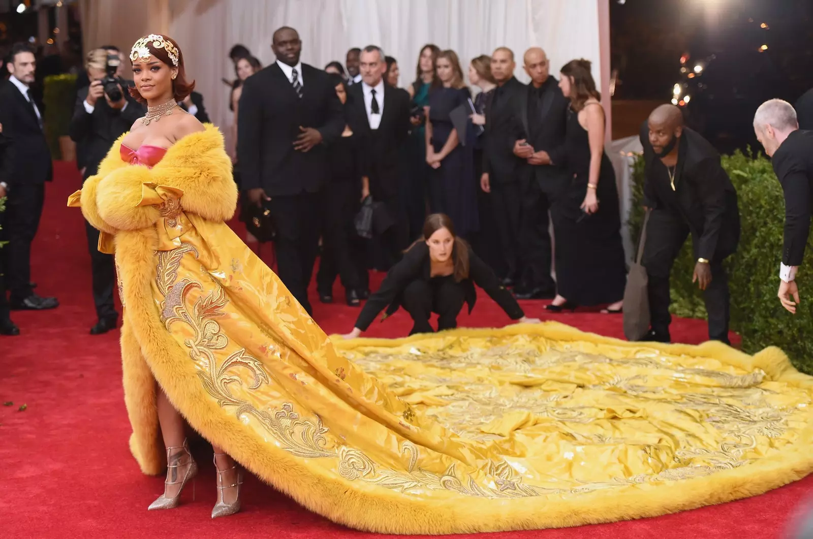 Rihanna wa Guo Pei pa Met Gala ya 2015.