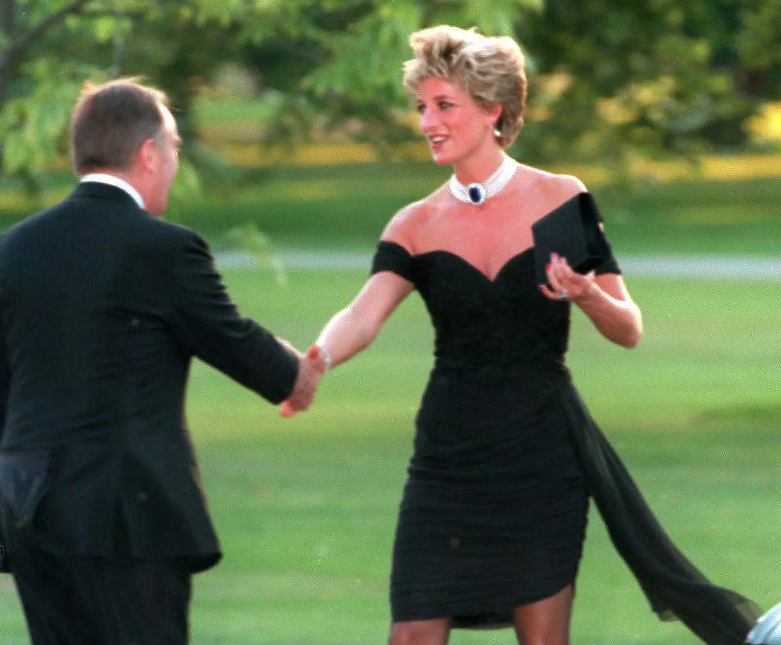 Diana dari Wales tiba di pesta Vanity Fair di Serpentine Gallery di London 1994