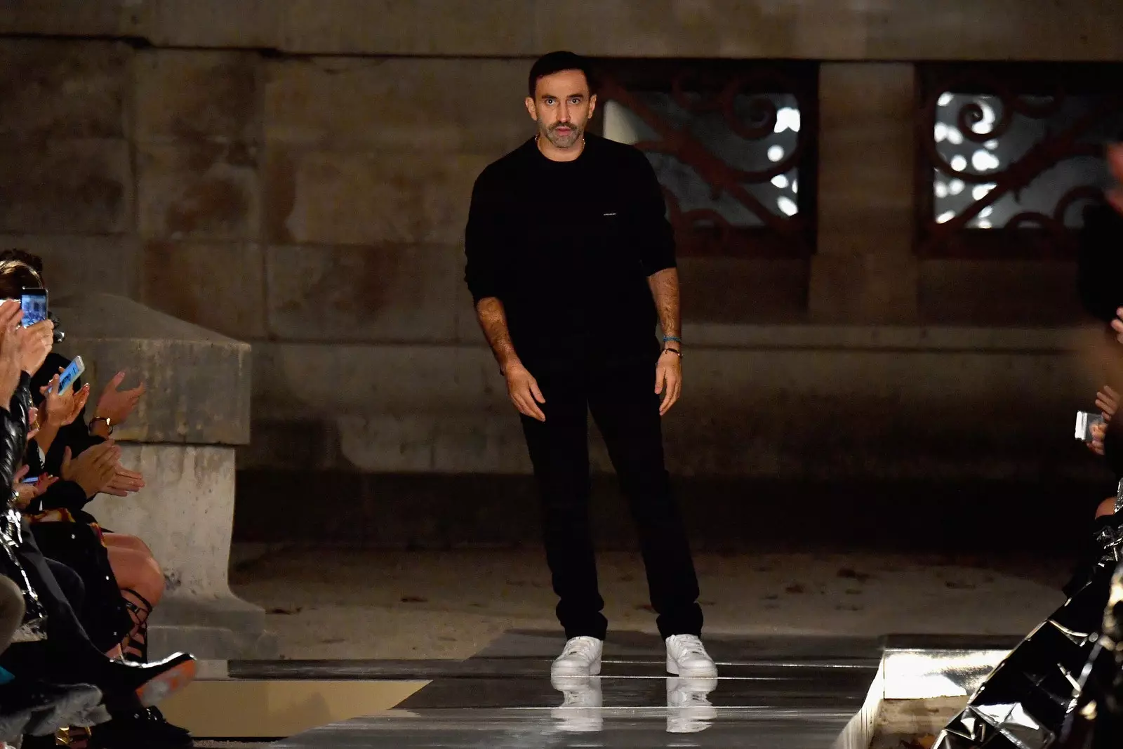 Tisci waai in Parys nadat hy sy jongste versameling vir Givenchy aangebied het.