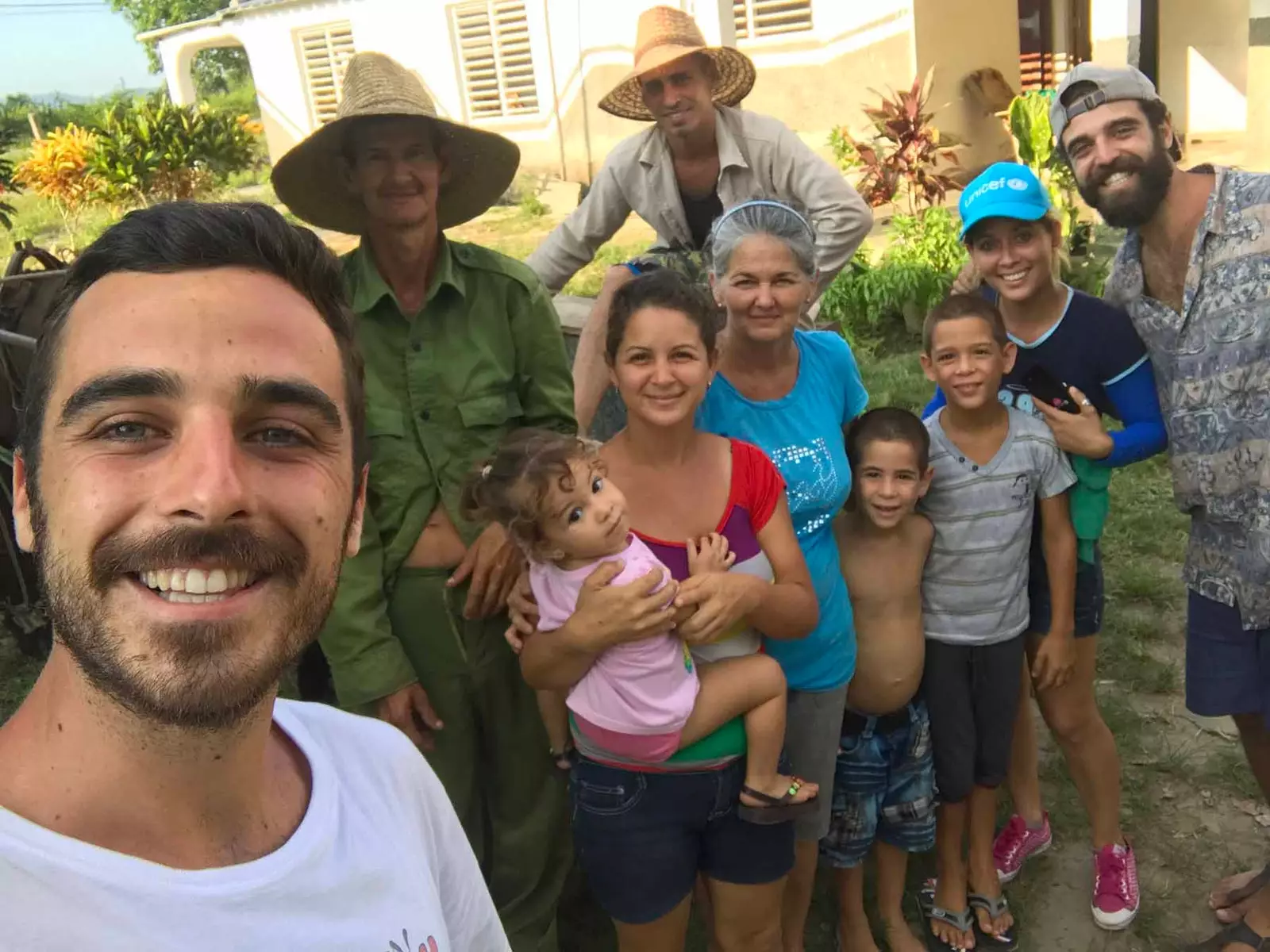 De eldste barna til Jos Manuel Soto sammen med en av familiene som ønsket dem velkommen på øya.