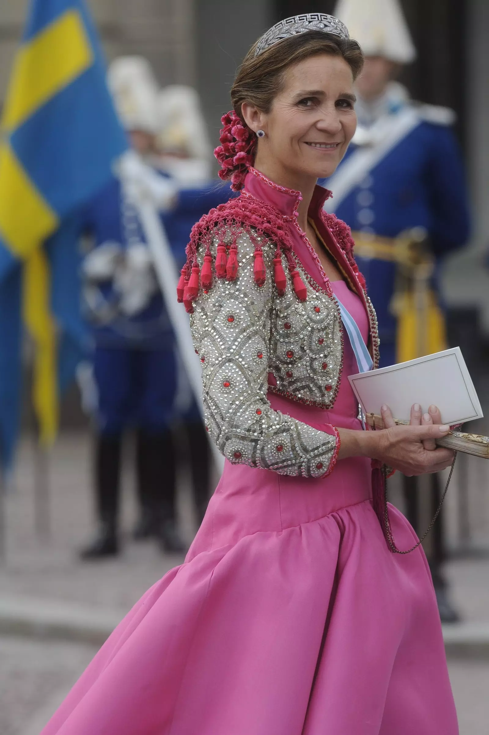 Infanta Elena i sin rosa Lorenzo Caprile-kjole ved Victoria of Swedens bryllup i Stockholm i 2010.