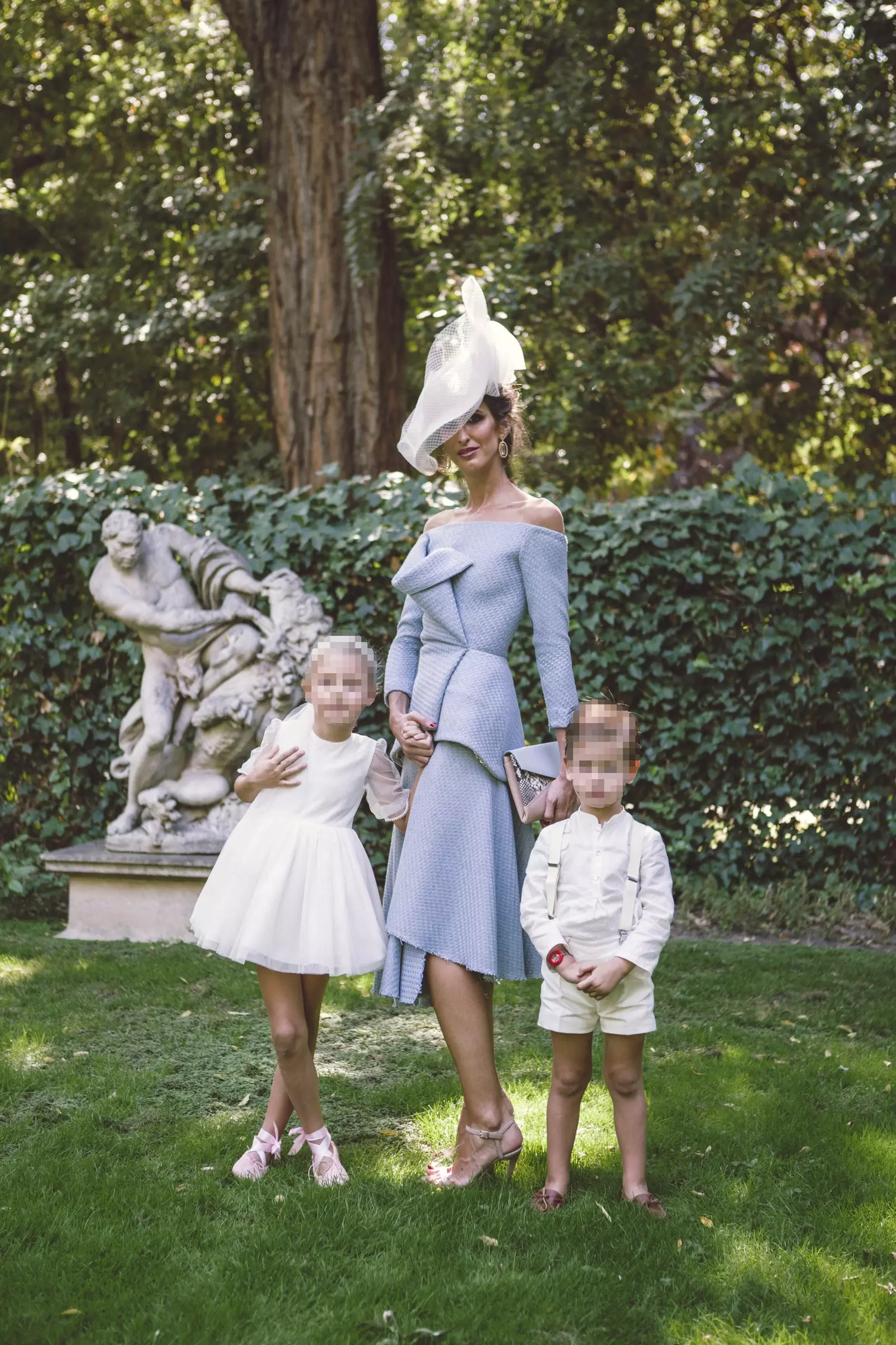 Ins Domecq with her children Sol and Alfonso dressed as Roberto Diz.