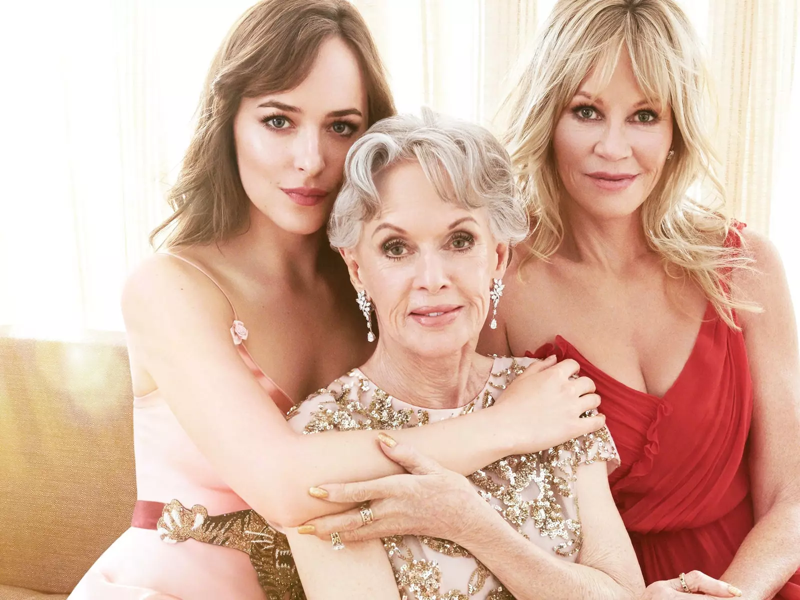 Tippi Hedren flancat de Dakota Johnson și Melanie Griffith la Chateau Marmont din Los Angeles.