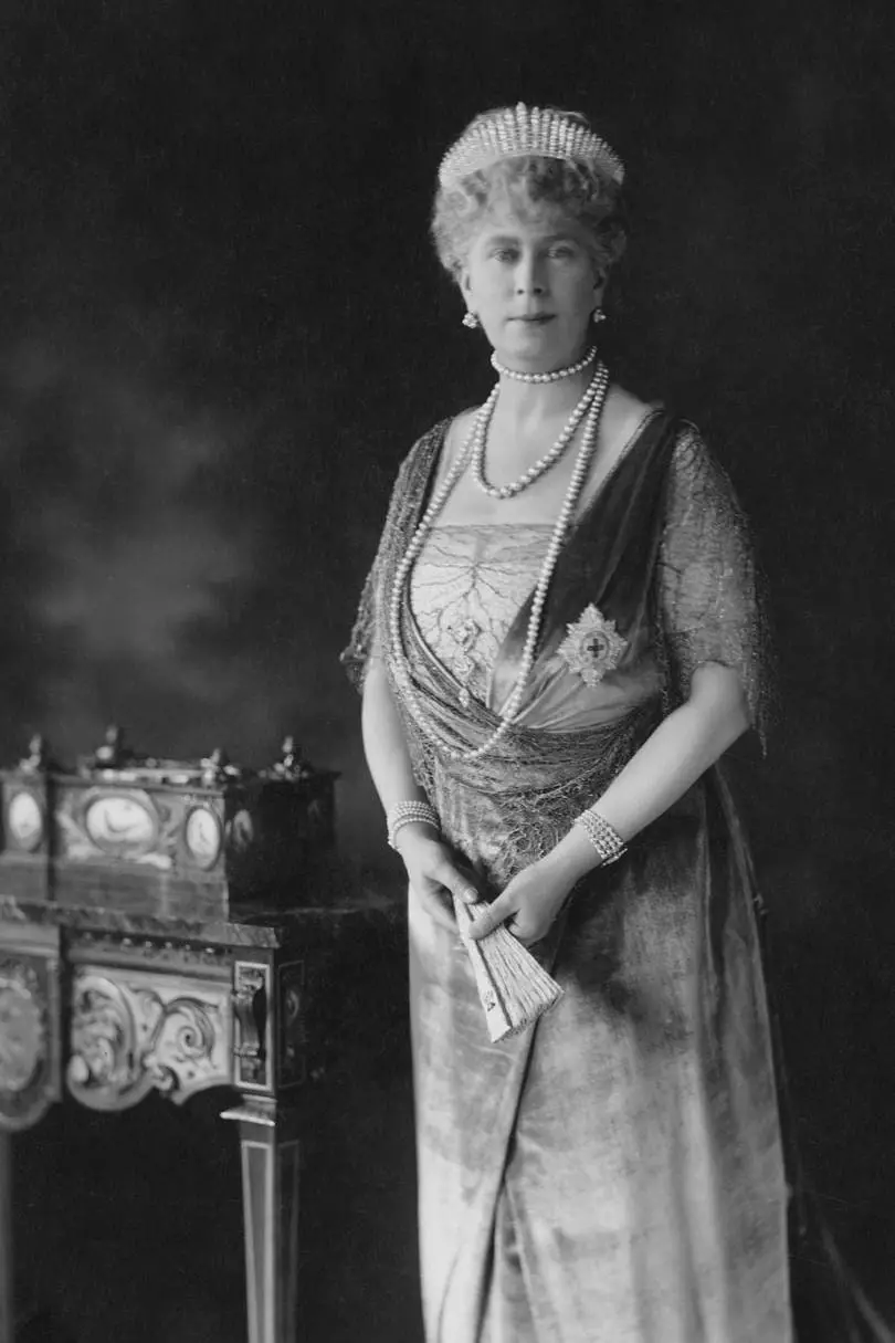 Mary fan Teck mei de Fringie tiara yn 1926.