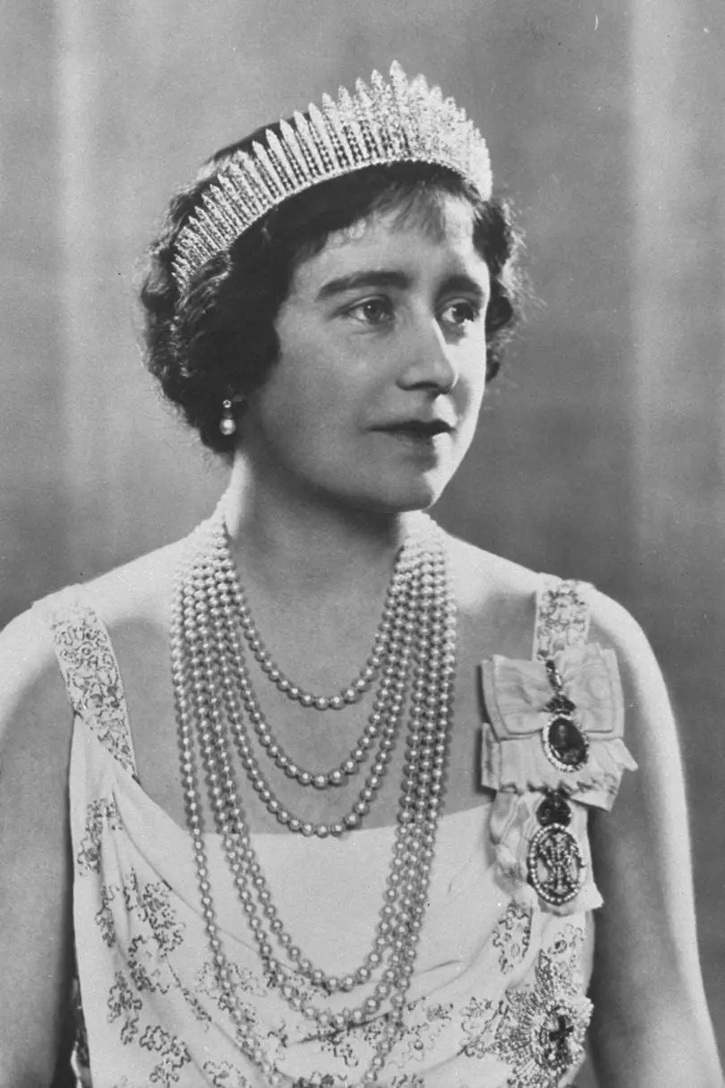 A raíña nai coa mesma tiara en 1937.