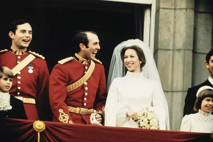 Princess Anne 1973-cü ildə Mark Phillips ilə toy günündə Fringie tiara taxır.