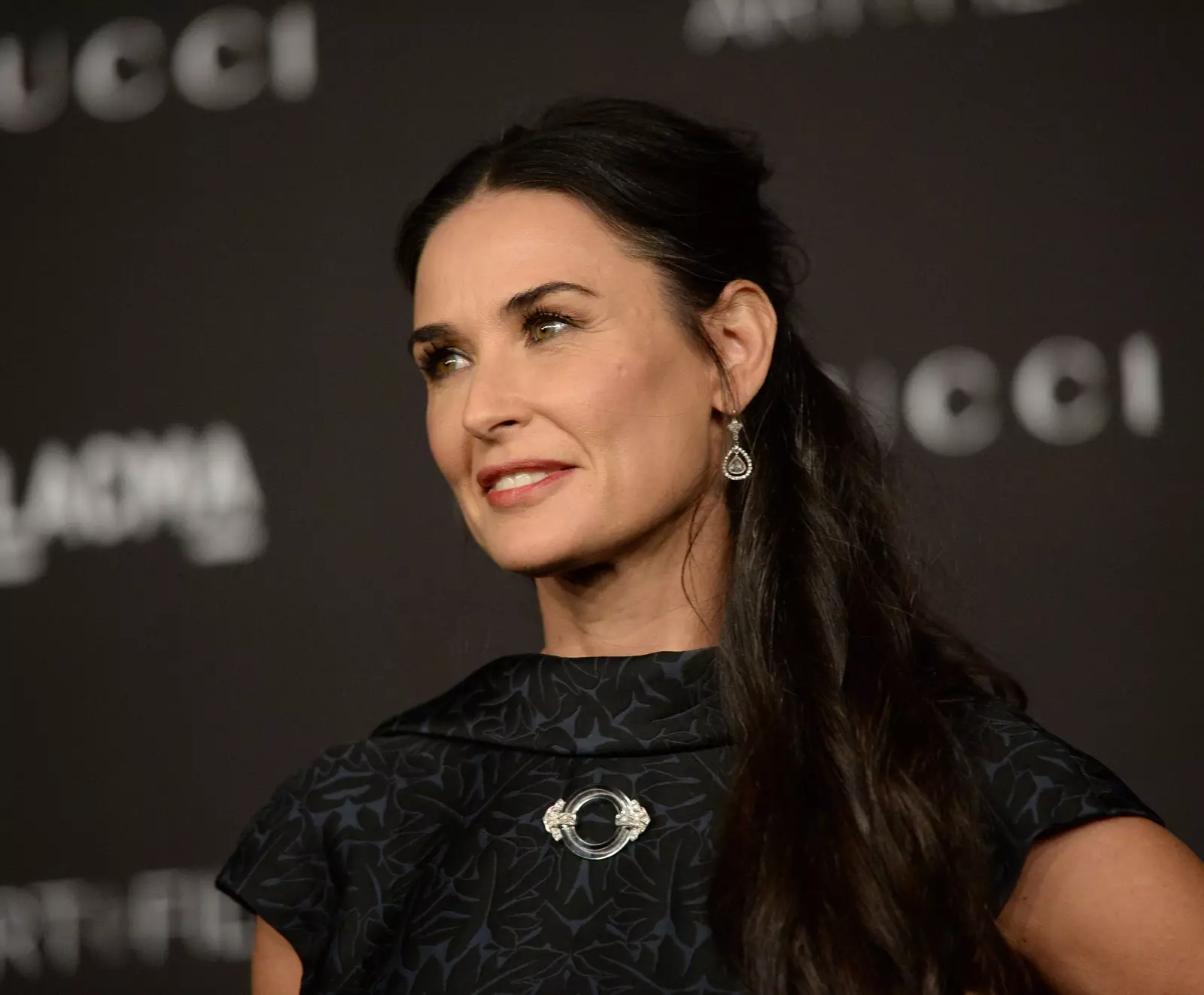 Demi Moore ඇයව පාහේ මරා දැමූ ස්වයං විනාශකාරී අතීතය ගැන විවෘත කරයි