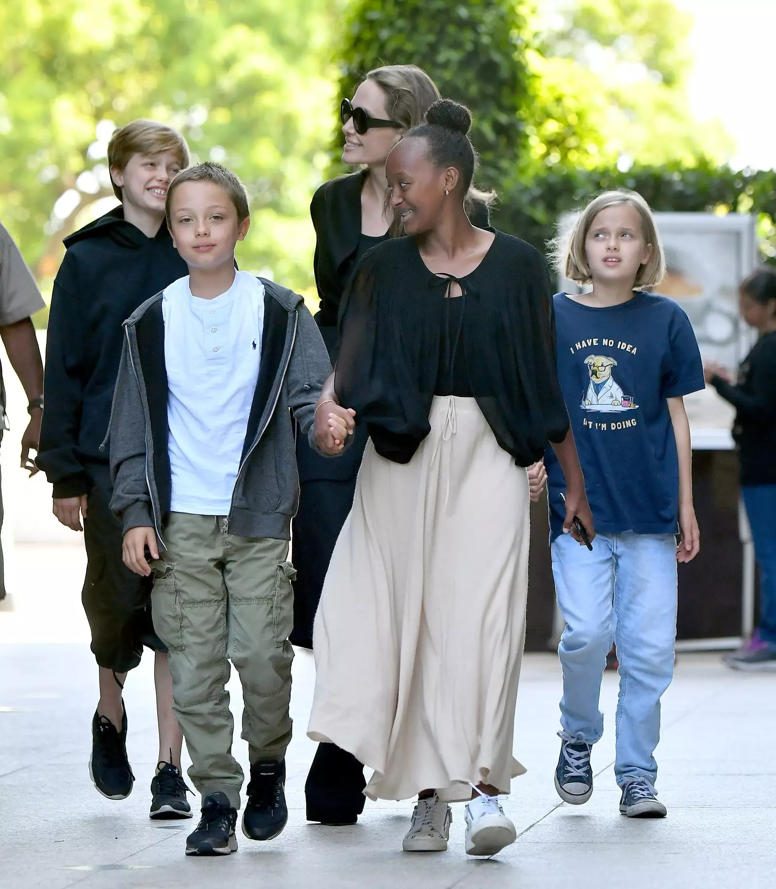 Angelina Jolie ásamt börnum sínum Shiloh Knox Zahara og Vivienne Jolie Pitt.