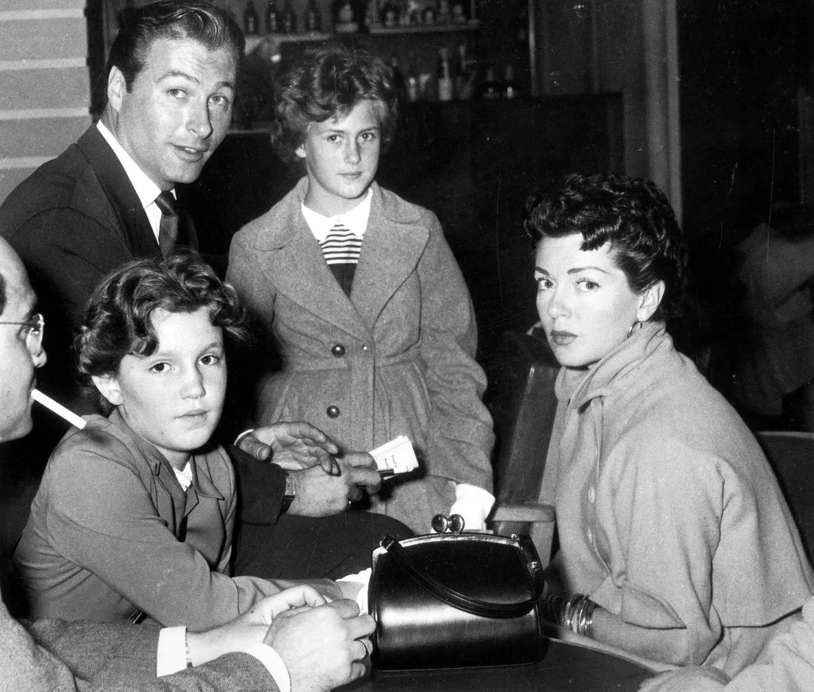 Lana Turner en Cheryl Crane en Lex Barker en har dochter Lex Barker Lana Turner Cheryl Crane en Lynn Thurlow Barker yn 1953.