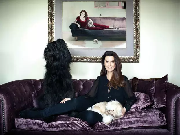 Alejandra Frade met haar honden Aura en Misty. Aan de muur een portret van hem door Ouka Leele.