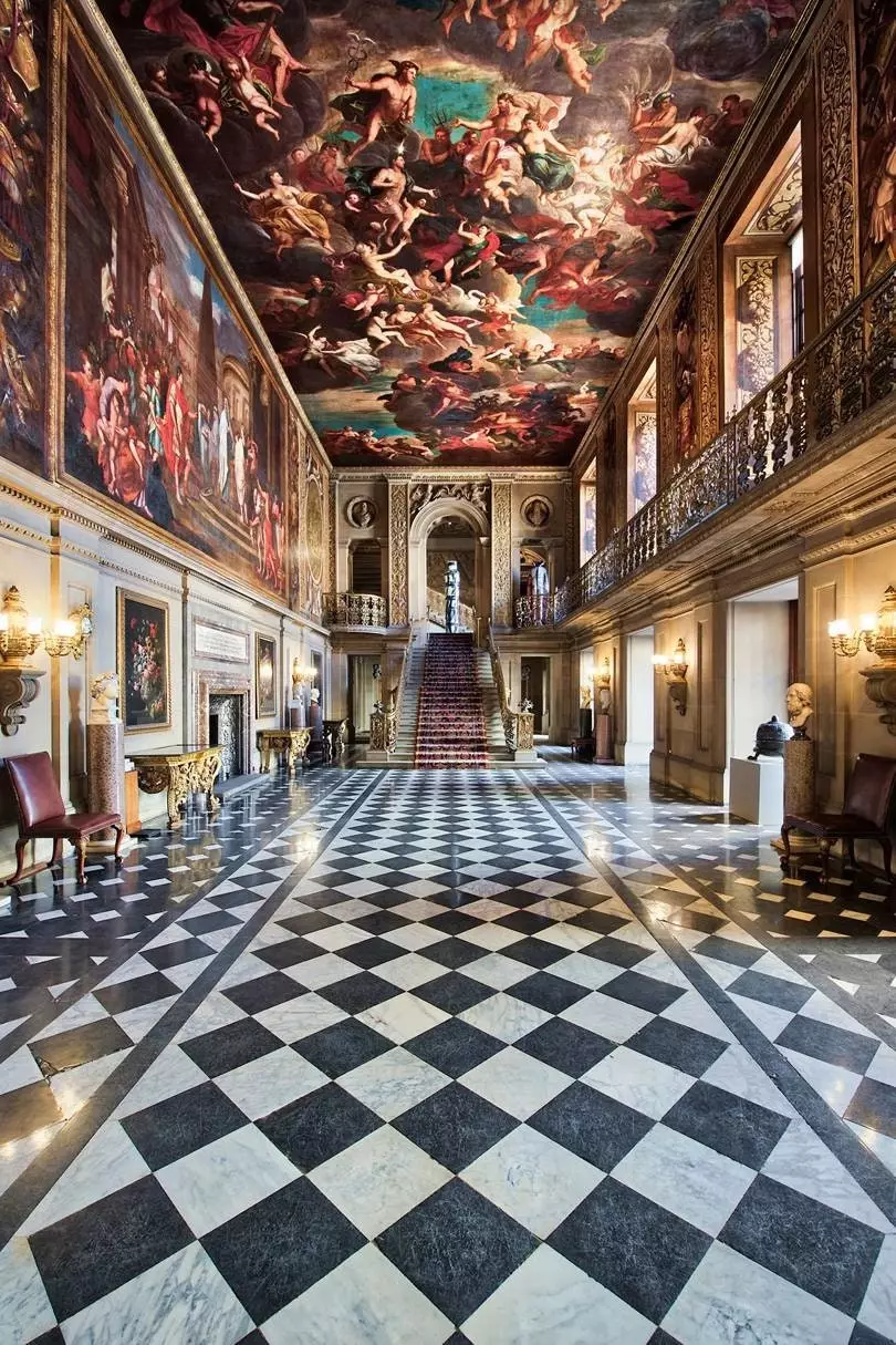 Frescoes ya lori awọn orule ọdẹdẹ ni Chatsworth House