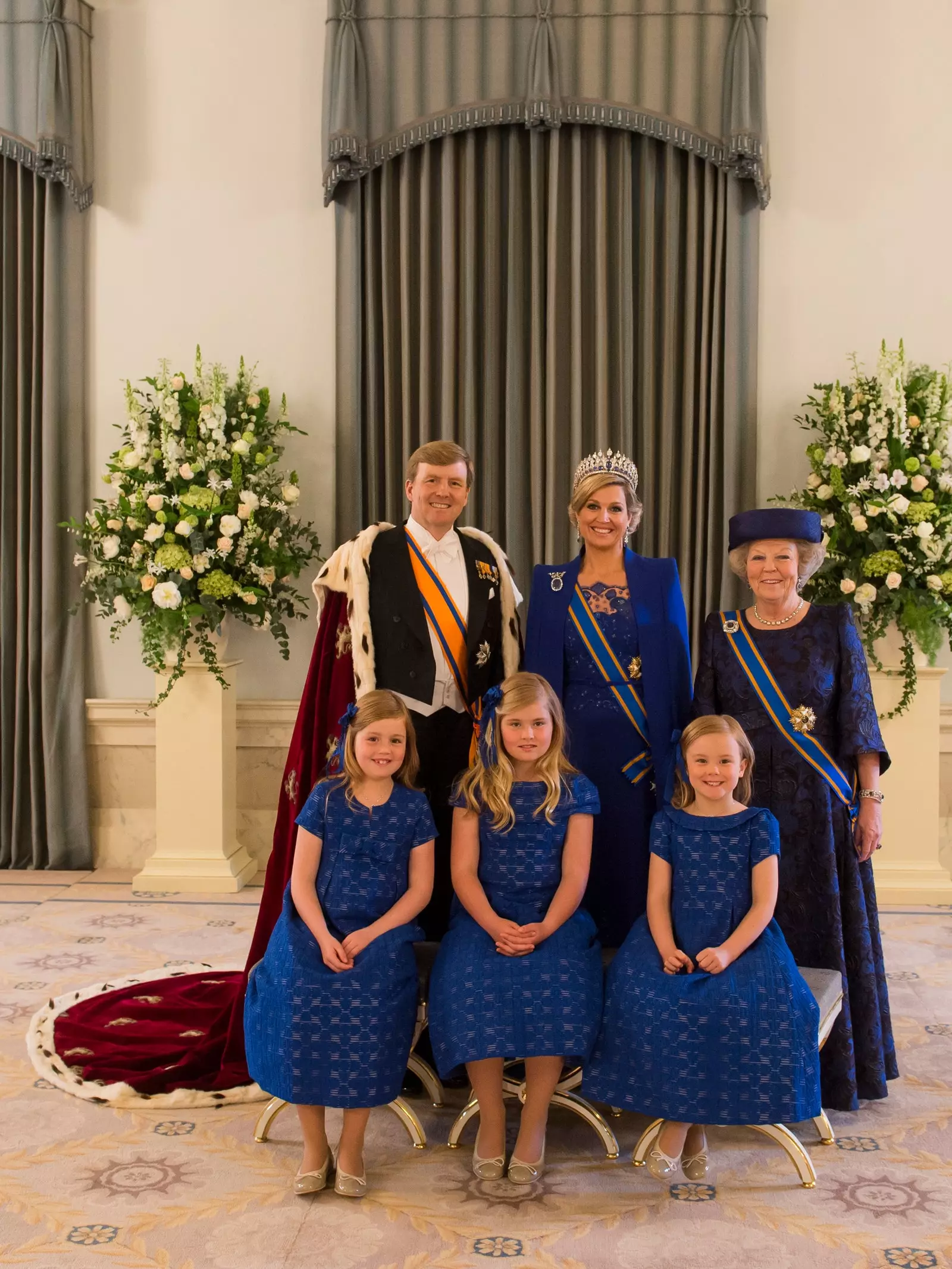 O le ata aloaia ina ua maeʻa le faʻauʻuina o le Tupu Viliamu o Netherlands ma le Masiofo Maxima ma Queen Beatrix ma le Princess Alexia...