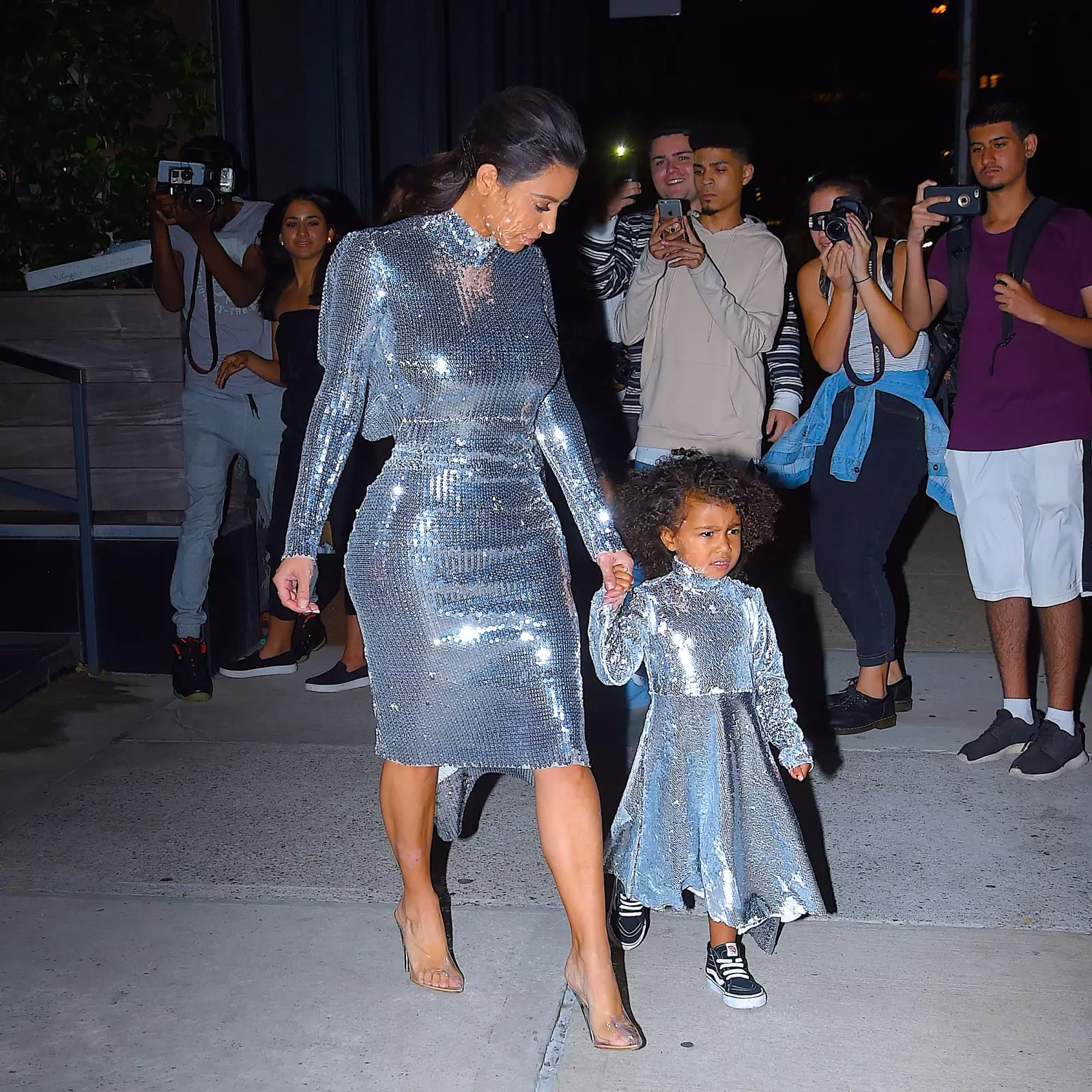 Kim Kardashian eta North West 2016an Kanye West-en kontzertu batera iristen.