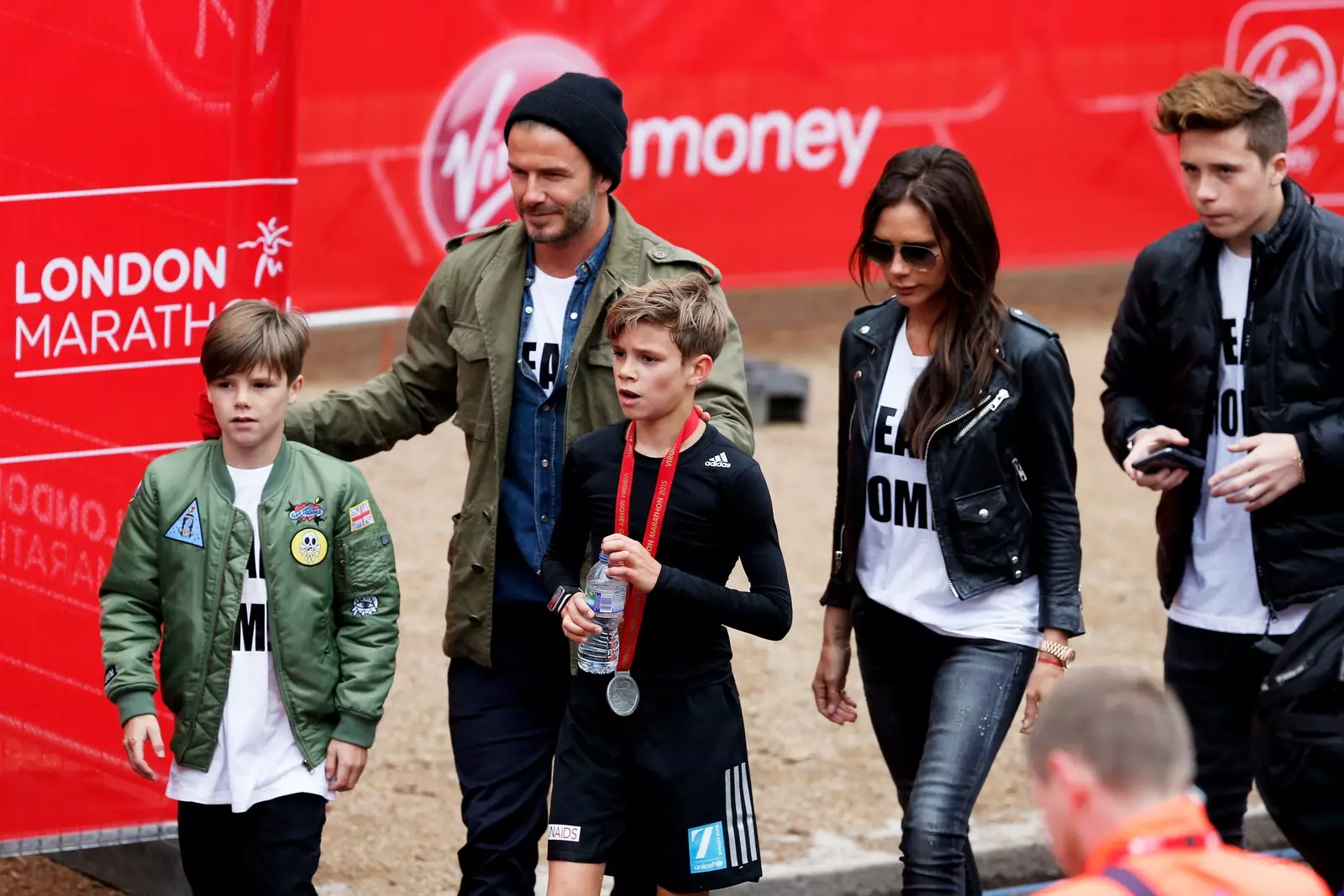 Na maua e Romeo Beckham le lagolago a lona aiga Cruz David Victoria ma Brooklyn ina ua uma ona auai i le malafoni a le autalavou ...