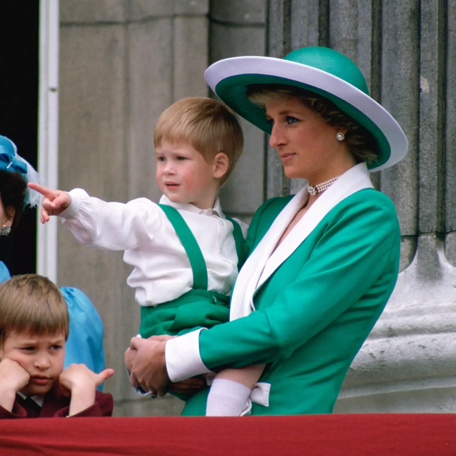 O Diana Princess of Wales o loo uuina se alii talavou o Harry i ona lima ao ia matamata i le vaegaau i le ...