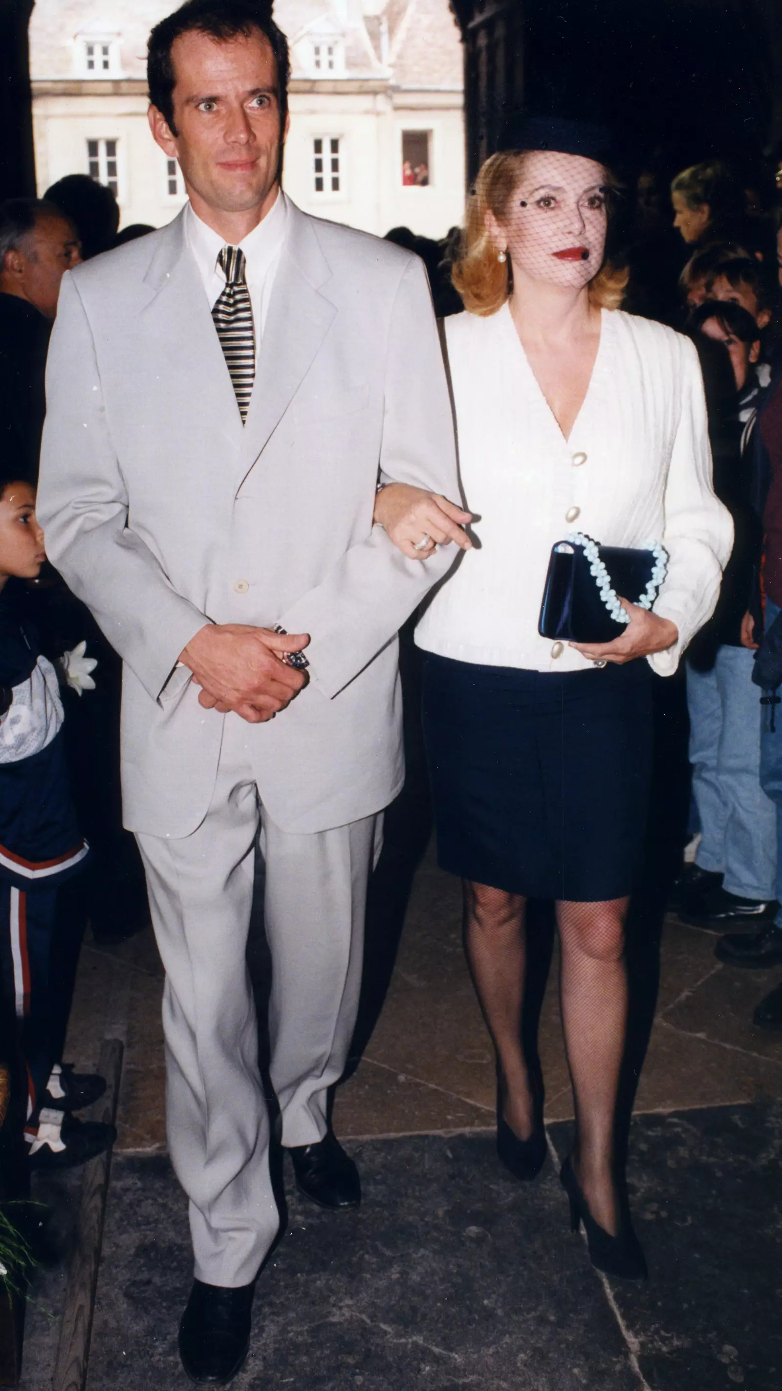 Catherine Deneuve dhe djali i saj Christian duke mbërritur në altar në 1996