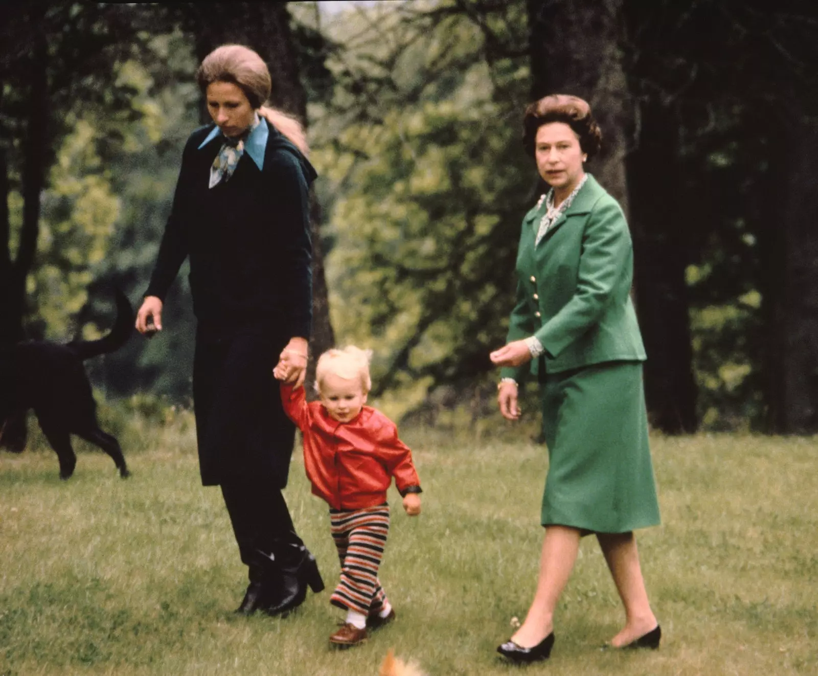 Elizabeth II pẹlu ọmọbinrin rẹ Princess Anne ni Balmoral Castle.