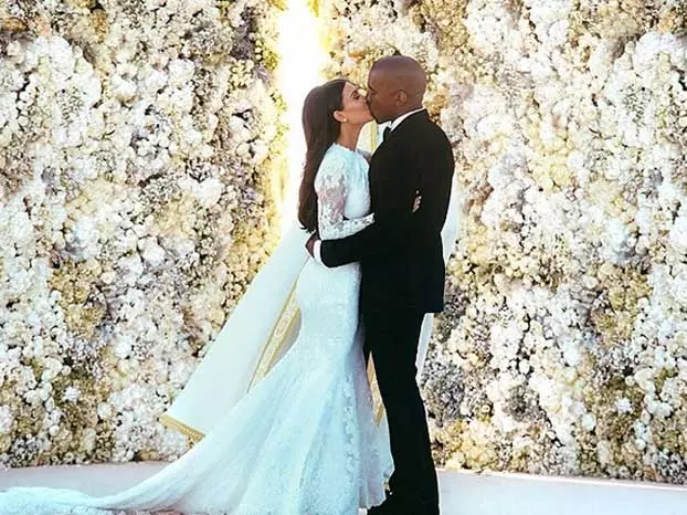 Kim en Kanye deel hul eerste soen as pasgetroudes. En sy laai dit op Instagram.